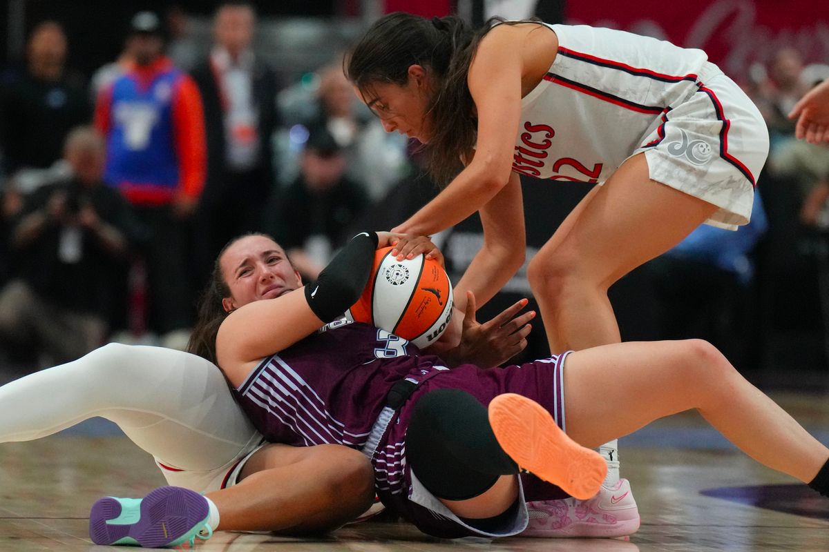 Toronto’s first WNBA game is no thing of beauty, but sellout crowd ...