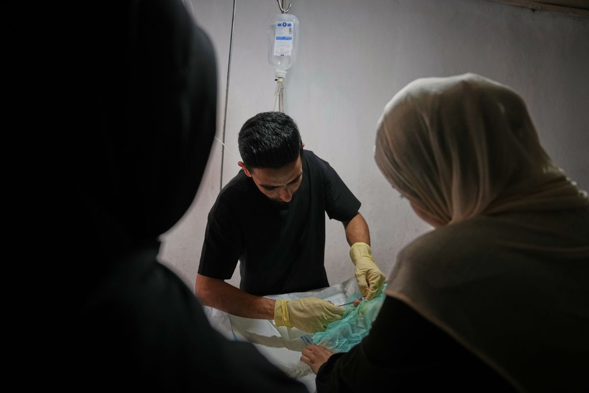 Photos of a rare veterinary clinic still open in war-battered Gaza ...
