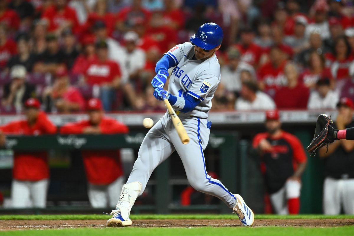 Massey hits tiebreaking RBI single in 9th inning, Royals beat Reds 5-2 ...