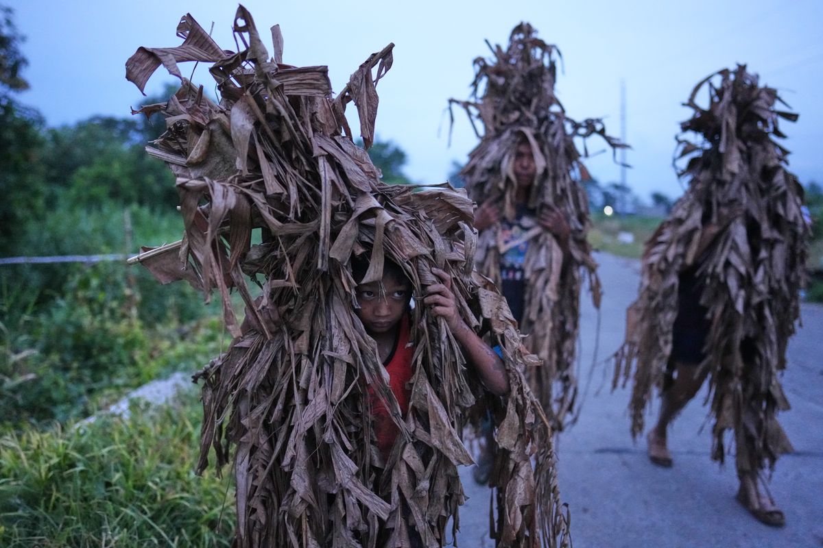 Photos show Philippine Catholics smearing mud on their bodies for ...