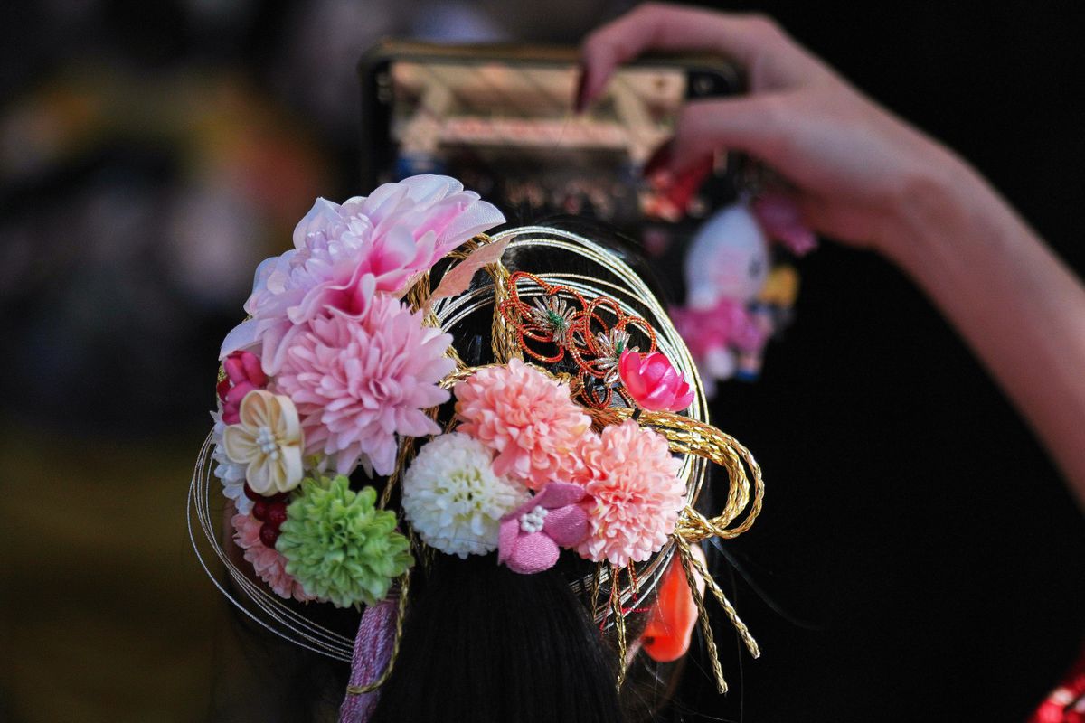 Photos of 20-year-olds gathering in kimonos for Coming of Age Day ...