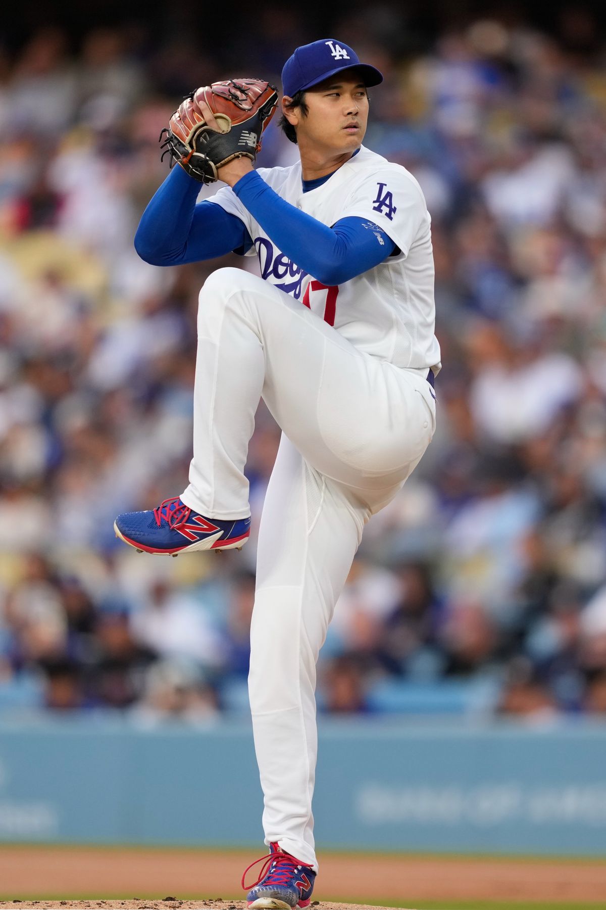 Ohtani sparks Dodgers with a leadoff homer, leads 7 hitless innings in ...