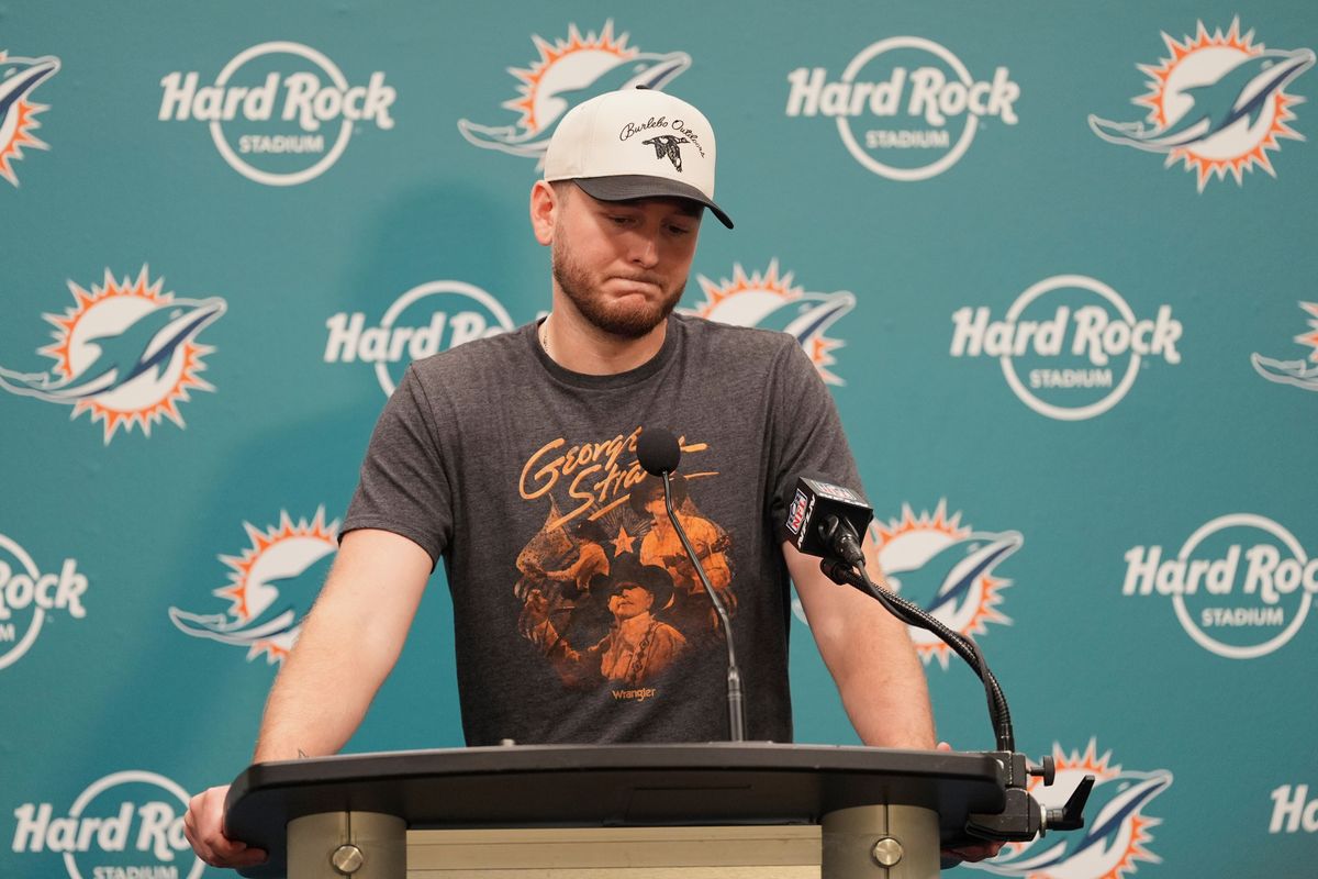 Dolphins’ Mike McDaniel declines to discuss his future after another ...