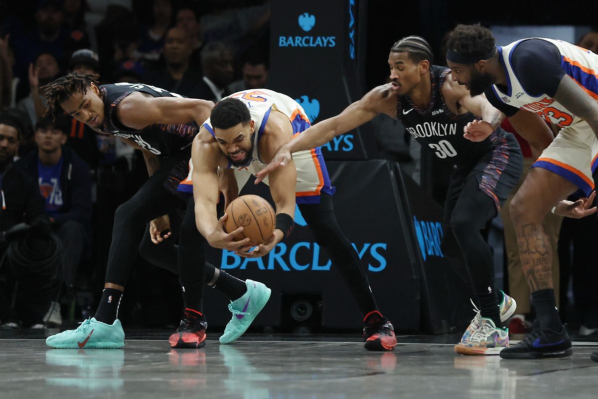 Knicks edge Nets 93-92 for their 14th straight victory in the New York ...