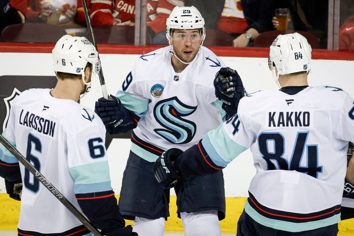 Red-hot Grubauer backstops streaking Kraken to 5-1 win over Flames ...