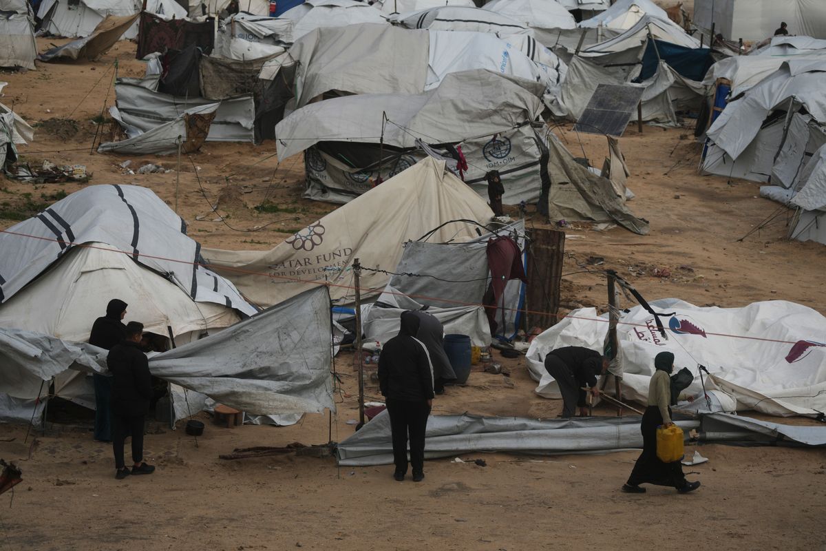 Howling winds send walls crashing down on Gaza tent camps, killing 4 ...