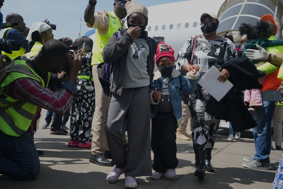 Nigerian migrants returning from South Africa face the same economic ...