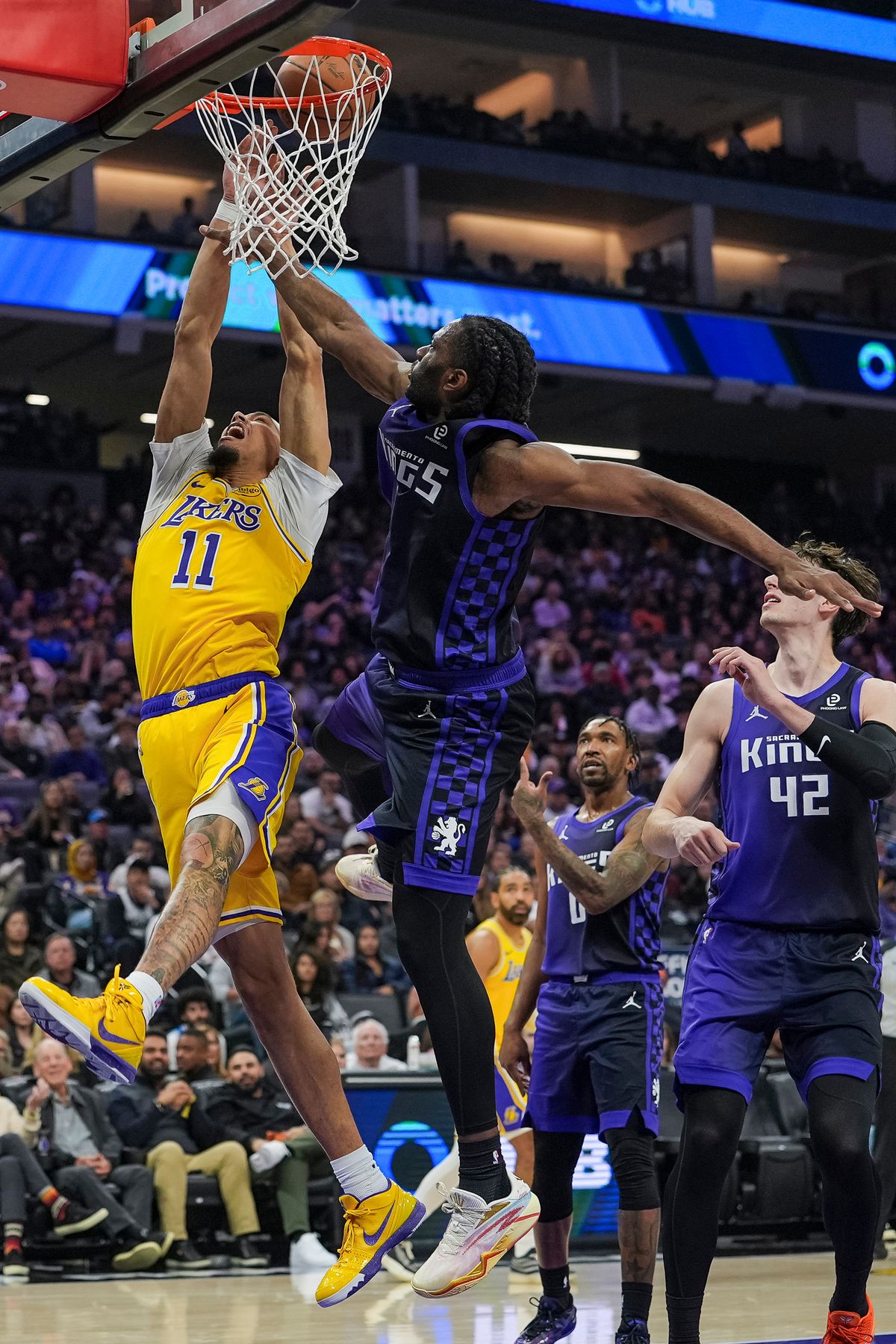 Monk hits 7 3-pointers, scores 26 points as Kings top Lakers 124-112 ...