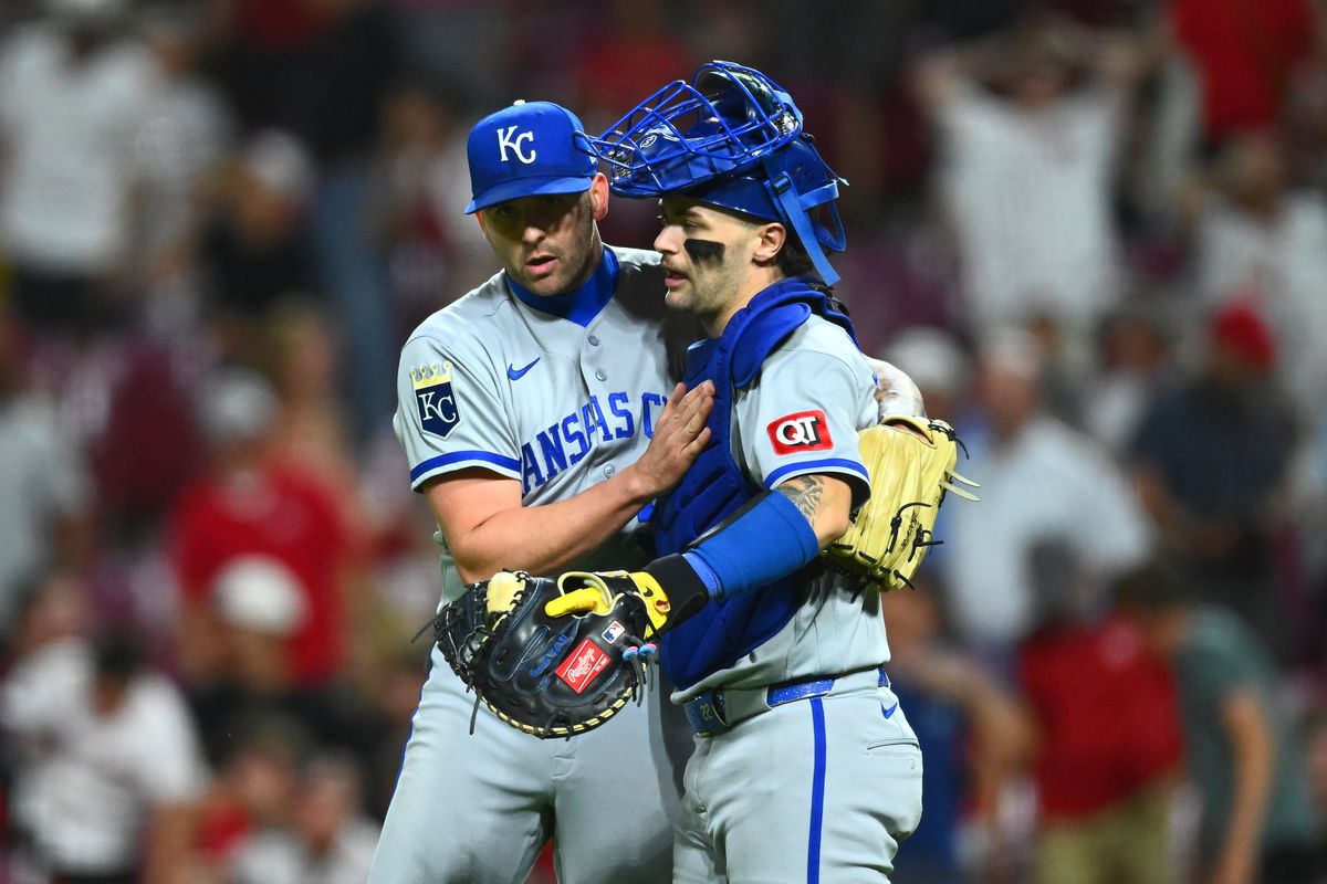 Massey hits tiebreaking RBI single in 9th inning, Royals beat Reds 5-2 ...