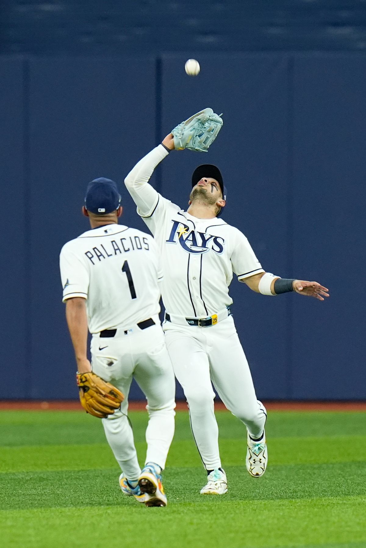 Yankees rookie Spencer Jones flies out off catwalk in Game 2 of ALDS at ...