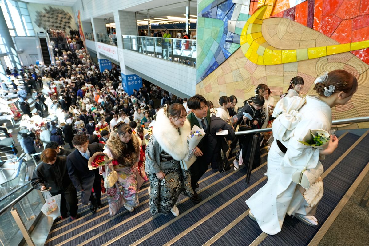 Photos of 20-year-olds gathering in kimonos for Coming of Age Day ...