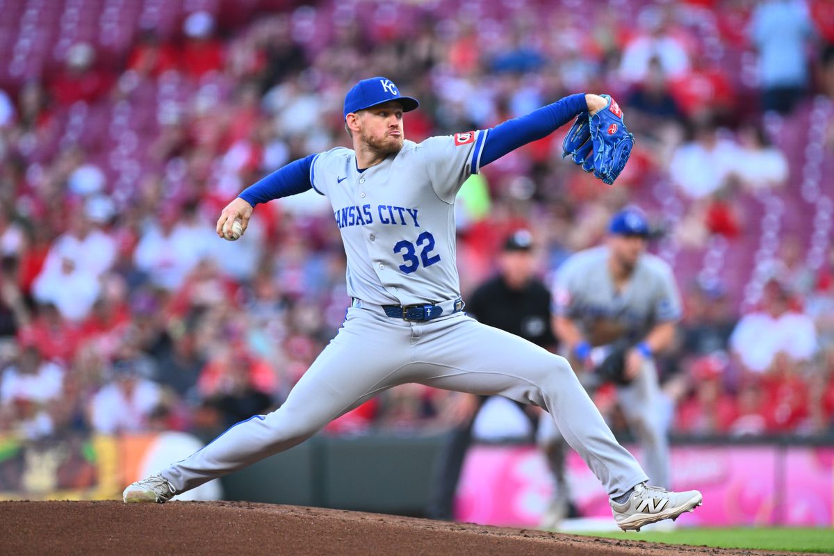Massey hits tiebreaking RBI single in 9th inning, Royals beat Reds 5-2 ...