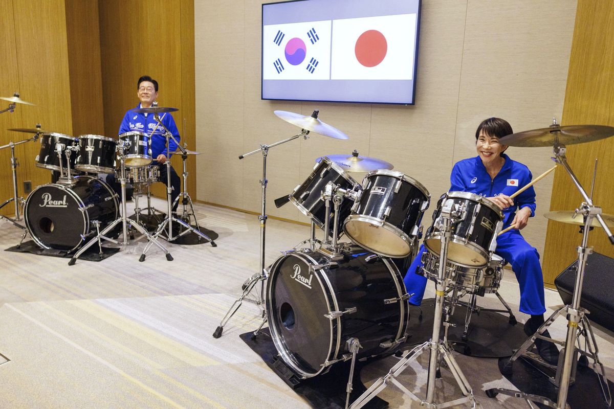 Japanese and South Korean leaders jam to K-pop hits at a summit ...
