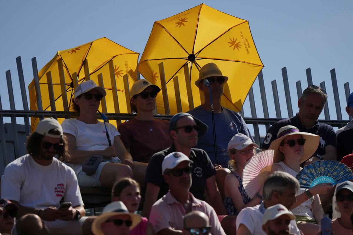 Heat wave at French Open impacts the clay courts and sends fans to ...