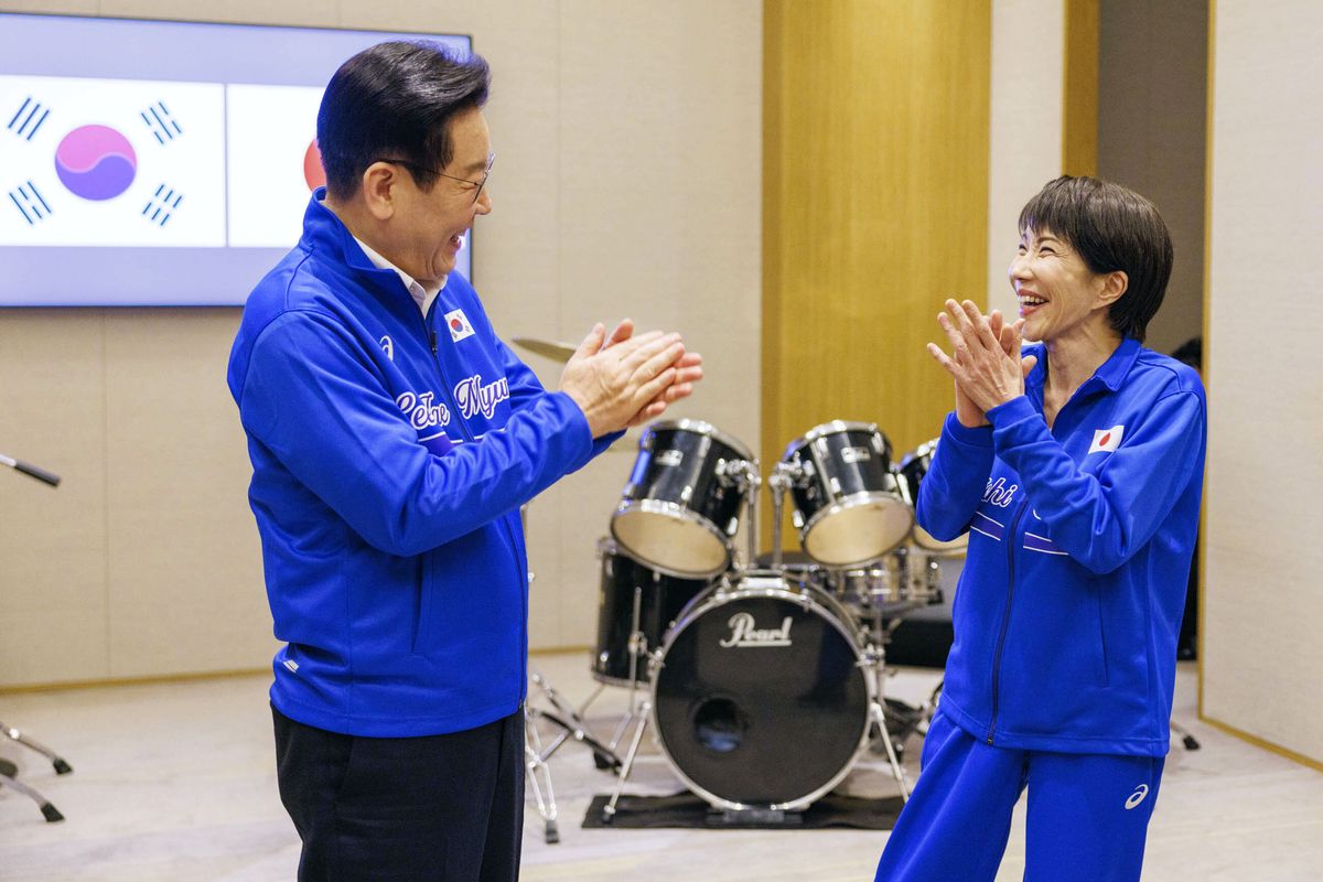 Japanese and South Korean leaders jam to K-pop hits at a summit ...
