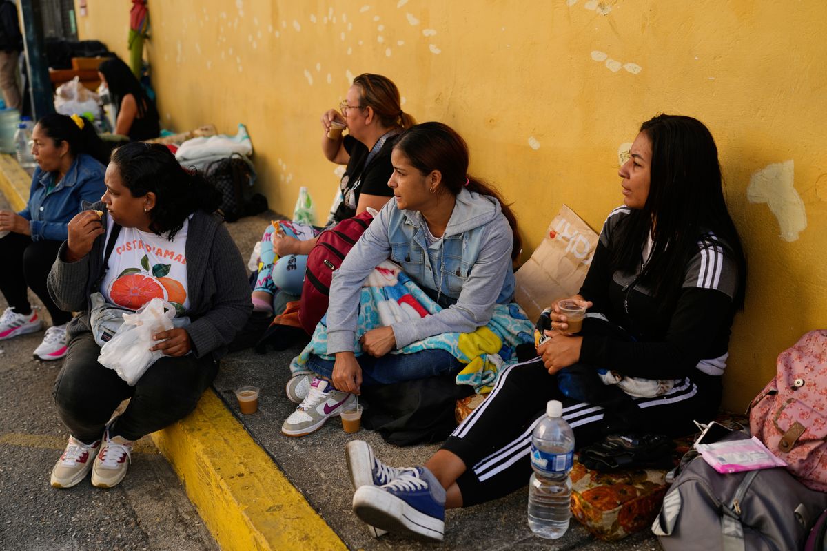 Families of prisoners in Venezuela wait in anguish as promised releases ...