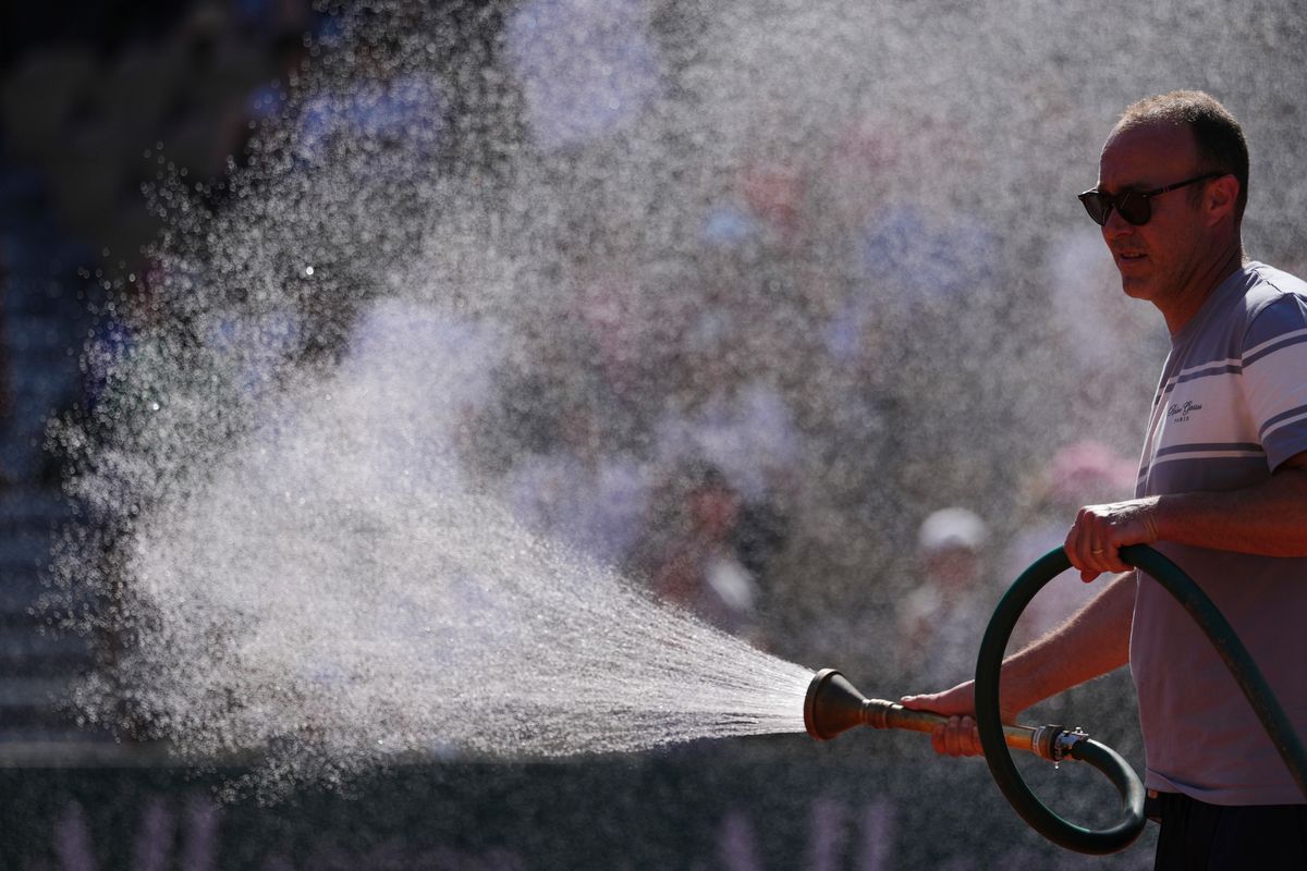 French Open groundskeepers drench the clay courts with water and salt ...