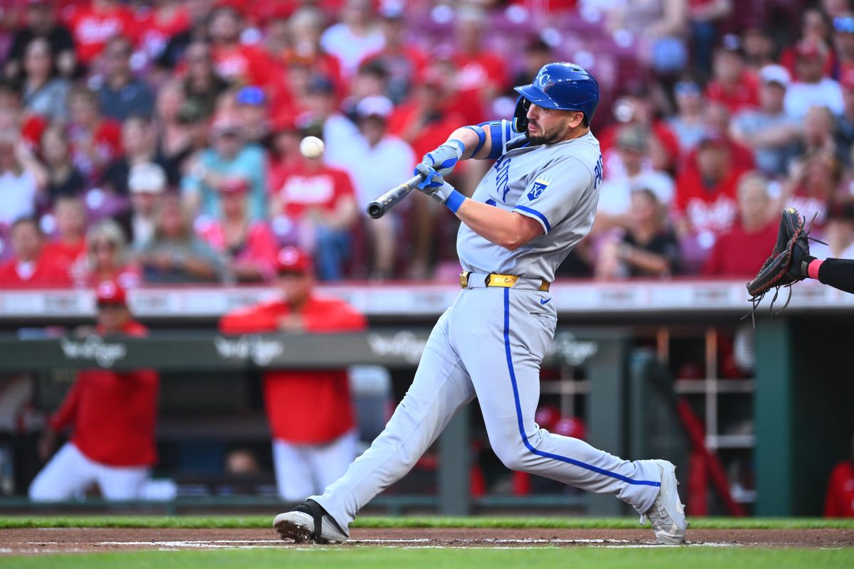 Massey hits tiebreaking RBI single in 9th inning, Royals beat Reds 5-2 ...