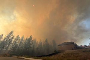 Eastern Washington wildfire forces evacuations and destroys homes ...